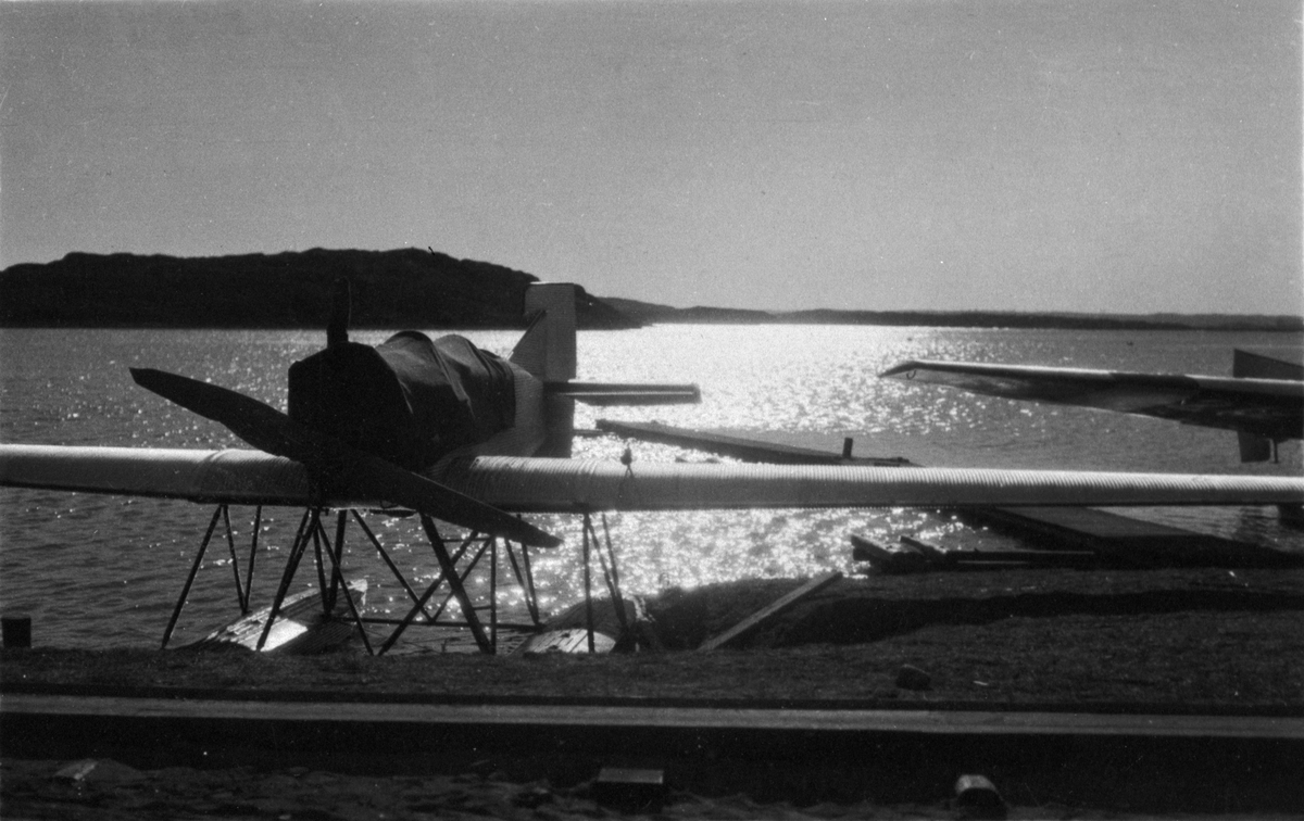 Flygplan Junkers A 20 på flottörer vid brygga. Troligen i samband med ...