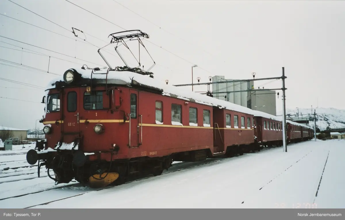 Motorvognsett type 68A med motorvogn BM 68A 12 nærmest, hensatt ved ...