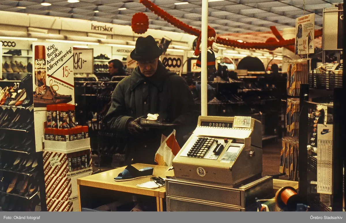 Man vid kassan på Domus, 1984 - Örebro Stadsarkiv / DigitaltMuseum
