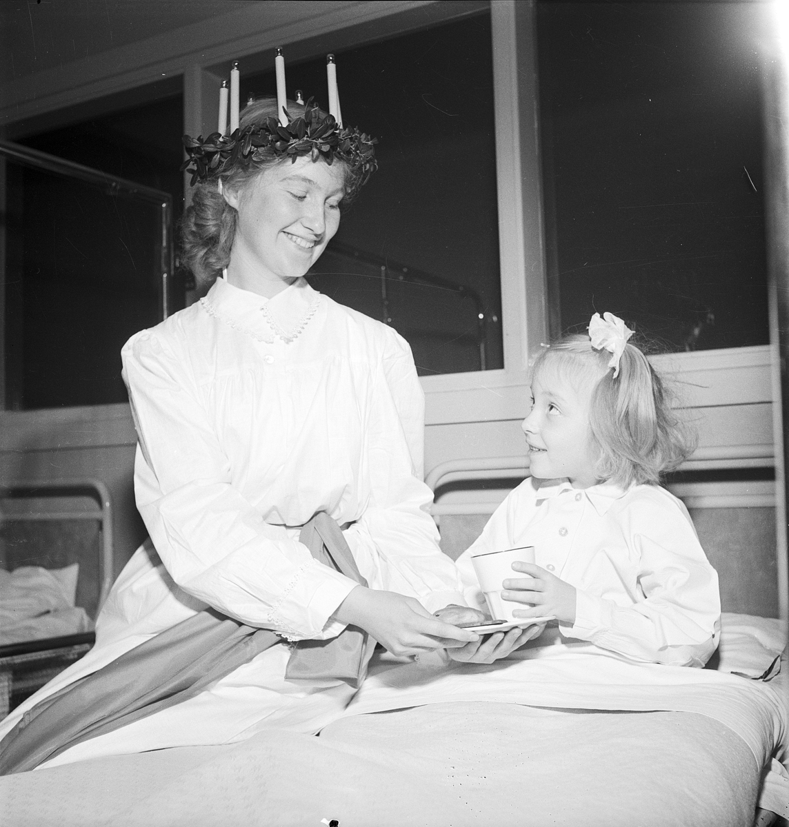 Lucia på Akademiska Sjukhuset, Uppsala 1952 - Upplandsmuseet ... Lucia på Akademiska Sjukhuset, Uppsala 1952 - Upplandsmuseet ...