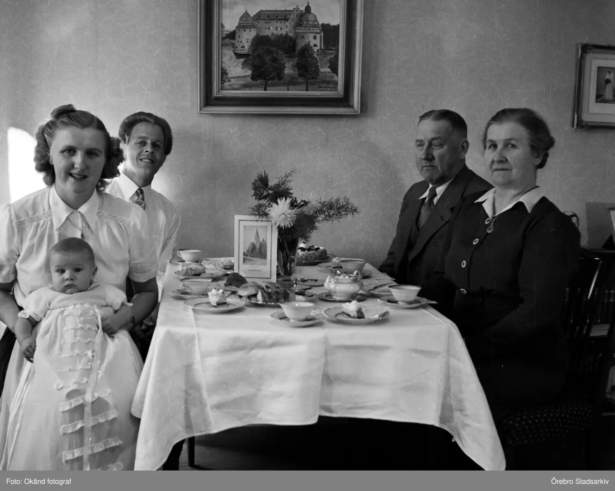 Kaffebjudning vid barndop hos familjen Hedberg, 1951-09-09 - Örebro ...