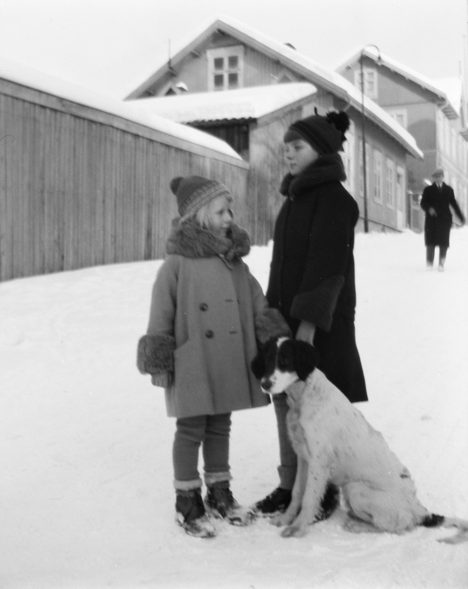 Vinterbilde med to småjenter i Jernbanegata, Lillehammer - Maihaugen ...