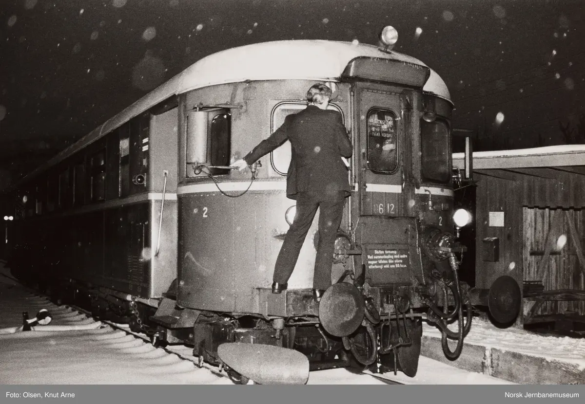 Lokomotivføreren fjerner snø fra frontvinduet på dieselmotorvogn BM 86 ...