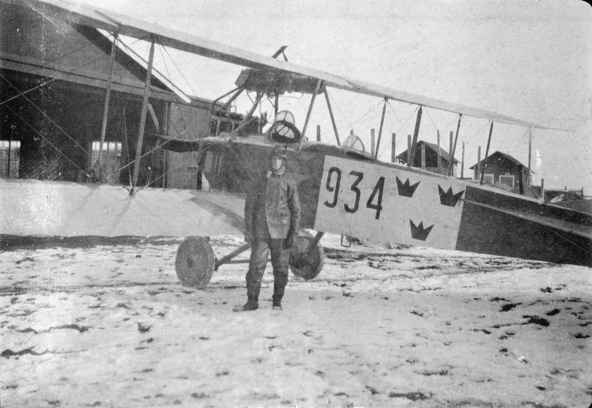 En militär flygare står vid flygplan Albatros SW 20 nummer 934, framför ...