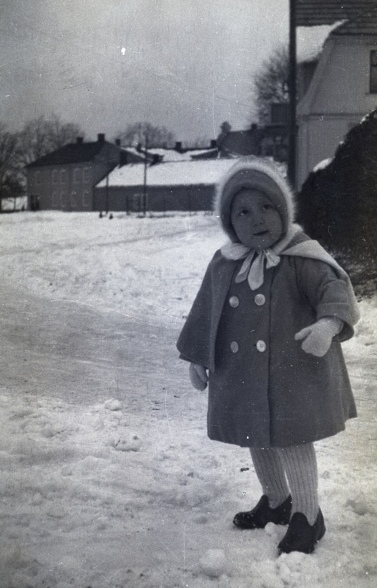 Tordis Terjesen som lita jente ute på vinteren. - Bø Museum ...