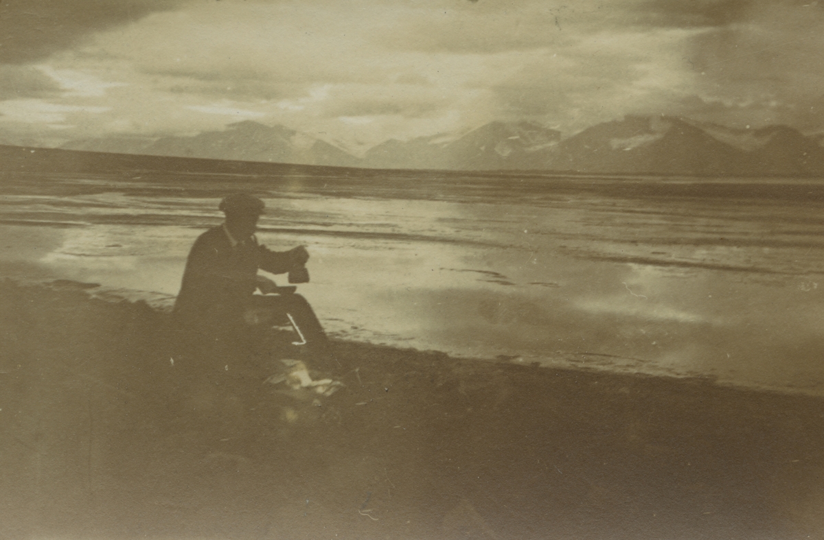 Spetsbergenexpedition. Man dricker kaffe. - Tekniska museet ...