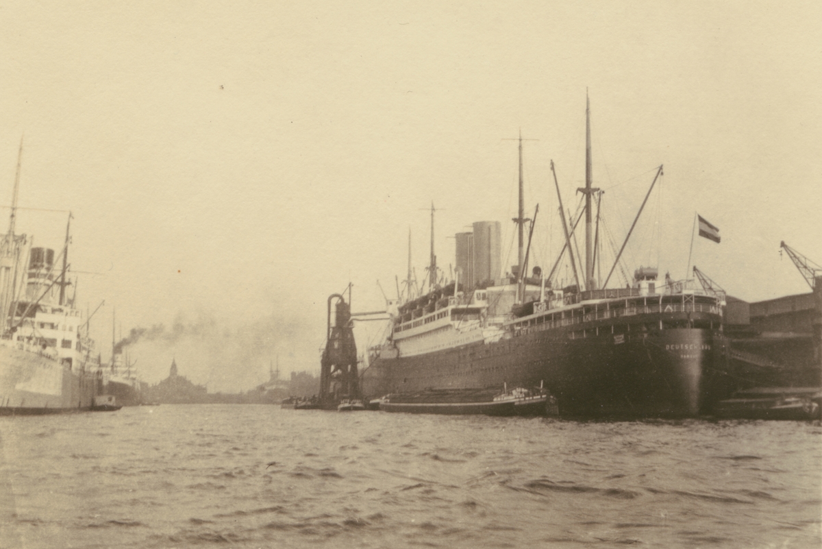 Ahrenberg Grönland 1929. Fartyg i hamn. - Tekniska museet / DigitaltMuseum