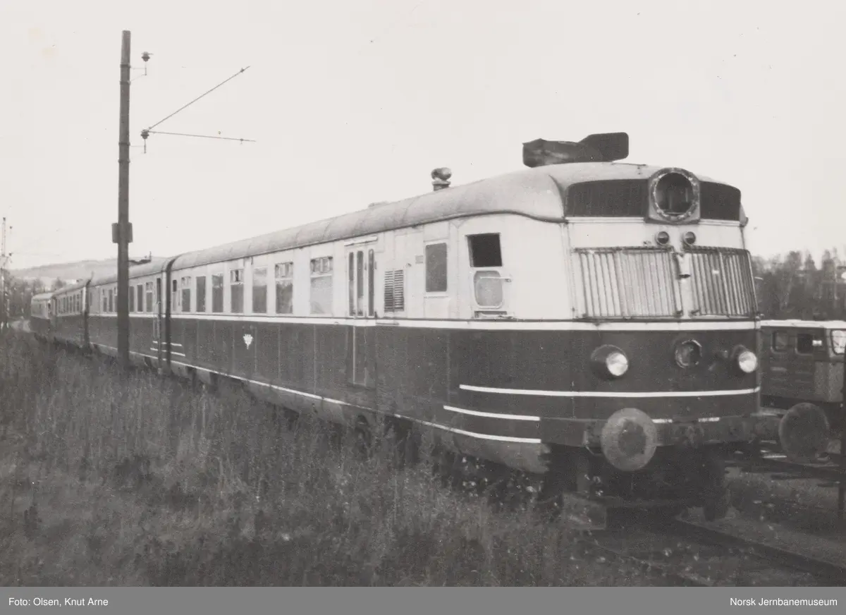 Utrangert dieselmotorvognsett type 88 med motorvogn BEmdo 88 02 nærmest ...