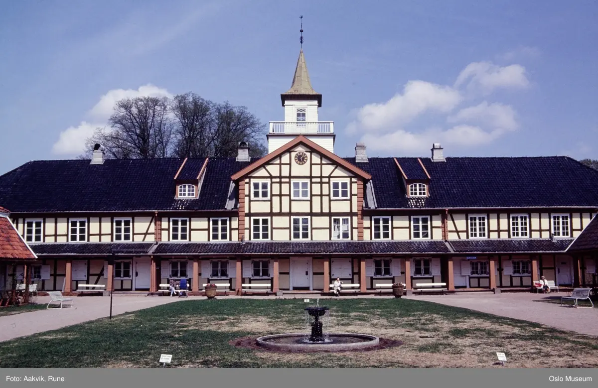 Gårdsplassen på Frogner Hovedgård. - Oslo Museum / DigitaltMuseum