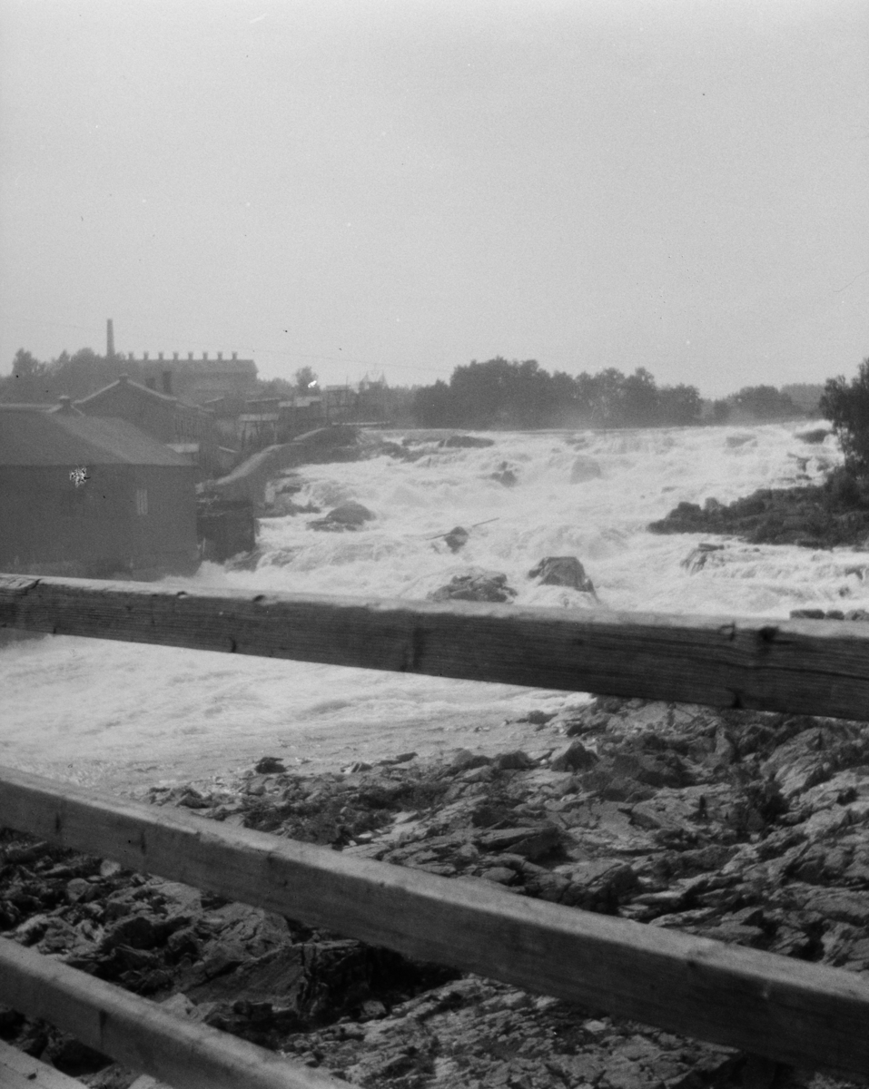 Hønefossen med stryk. Fabrikksbygninger i bakgrunnen. - Maihaugen ...