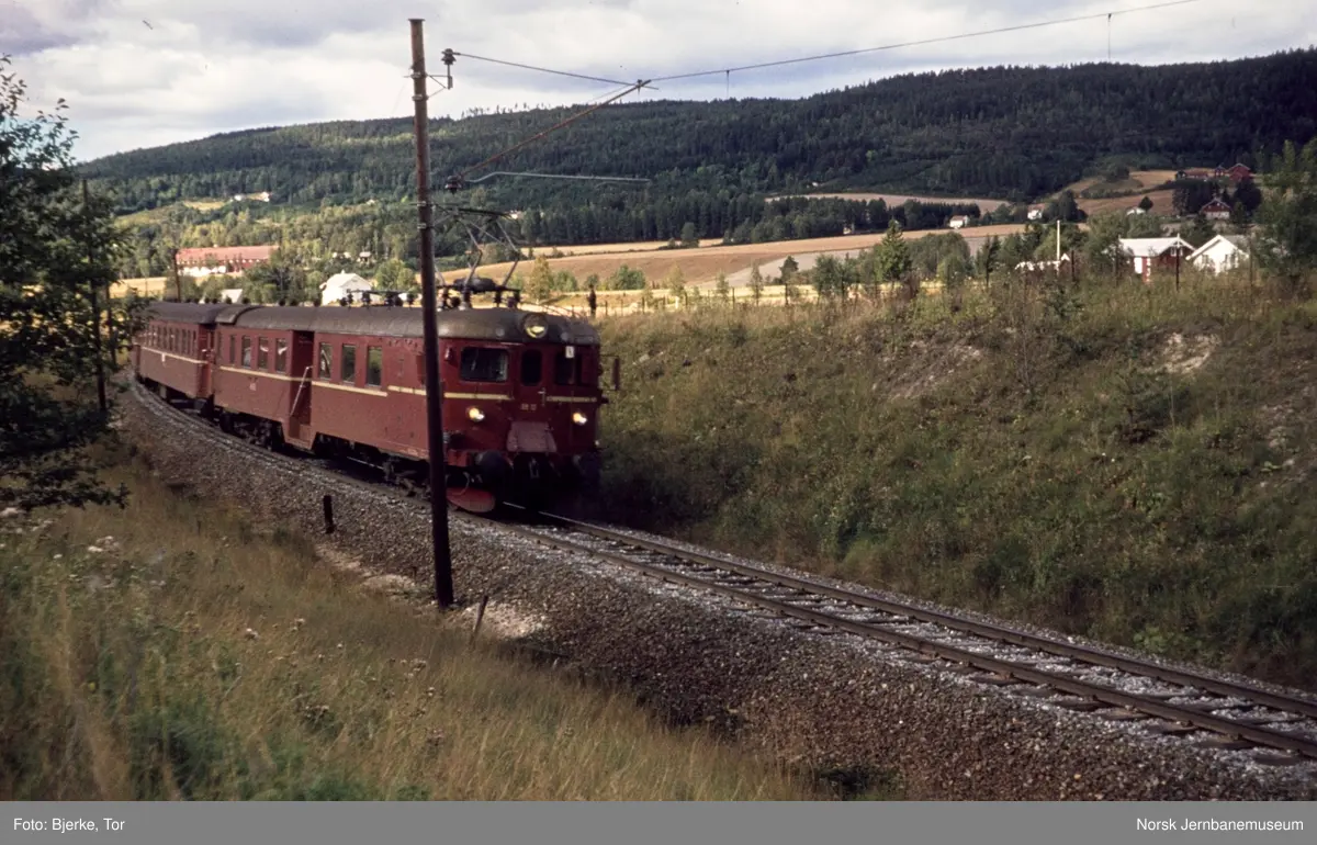 Elektrisk motorvognsett type 68A med motorvogn BM 68A 13 fremst, med ...