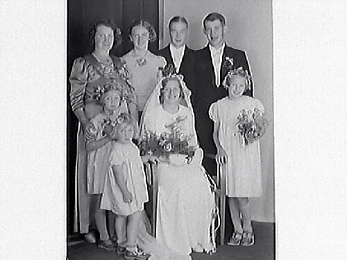 Bröllopsbild av brudparet Einar och Karin Henriksson från Idala. 3 ...