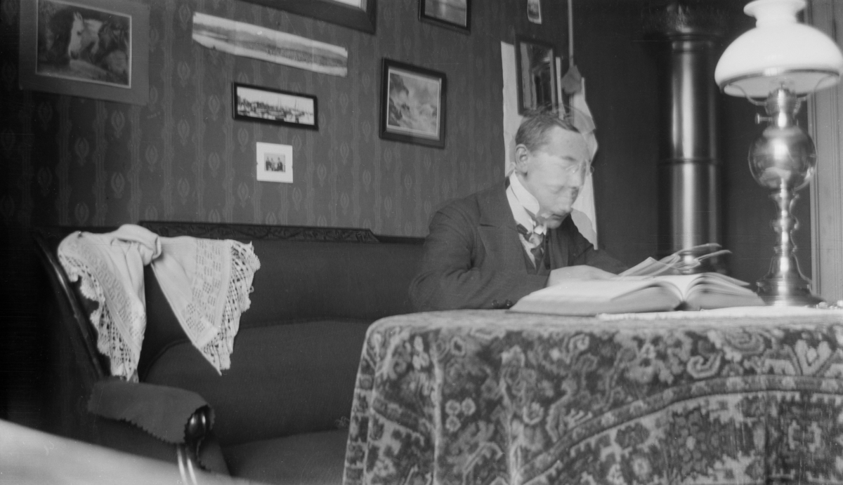 En student ved Veterinærhøyskolen i København som sitter og leser - Maihaugen / DigitaltMuseum