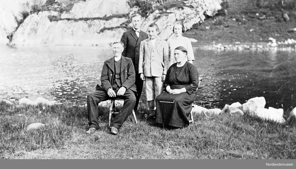 5 Personer ute i Værangsfjorden i Rødøy. Stående bak fra venstre ...