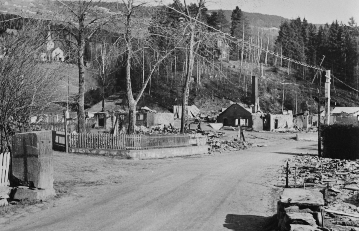 Oppland, Øyer, Tretten, utbombet sentrum ved Stav med Tretten kirke i ...