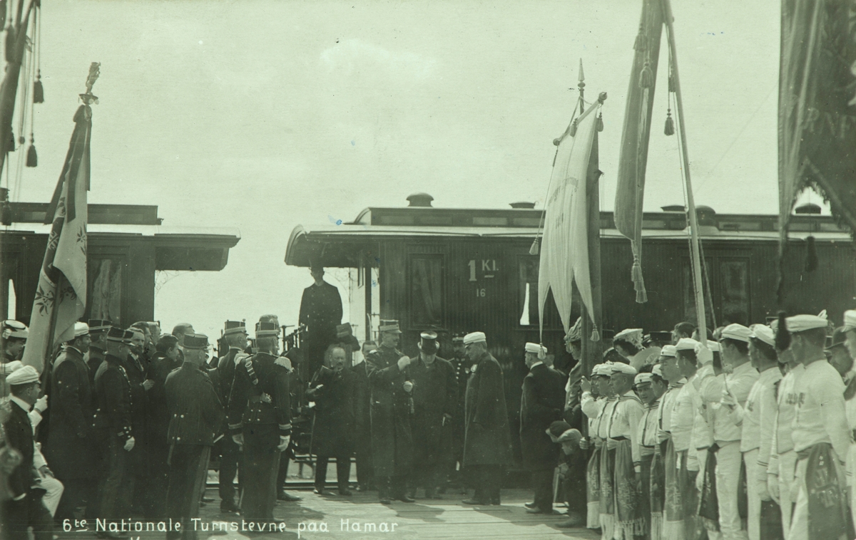 Postkort, Hamar stasjon, kong Haakon 7 ankommer med tog til de 6 ...