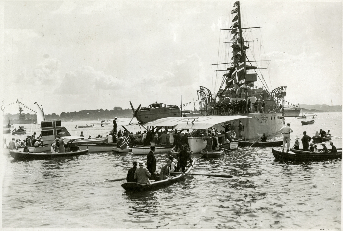 N25 (fly) med et av Marinens panserskip, omgitt av småbåter - Roald ...