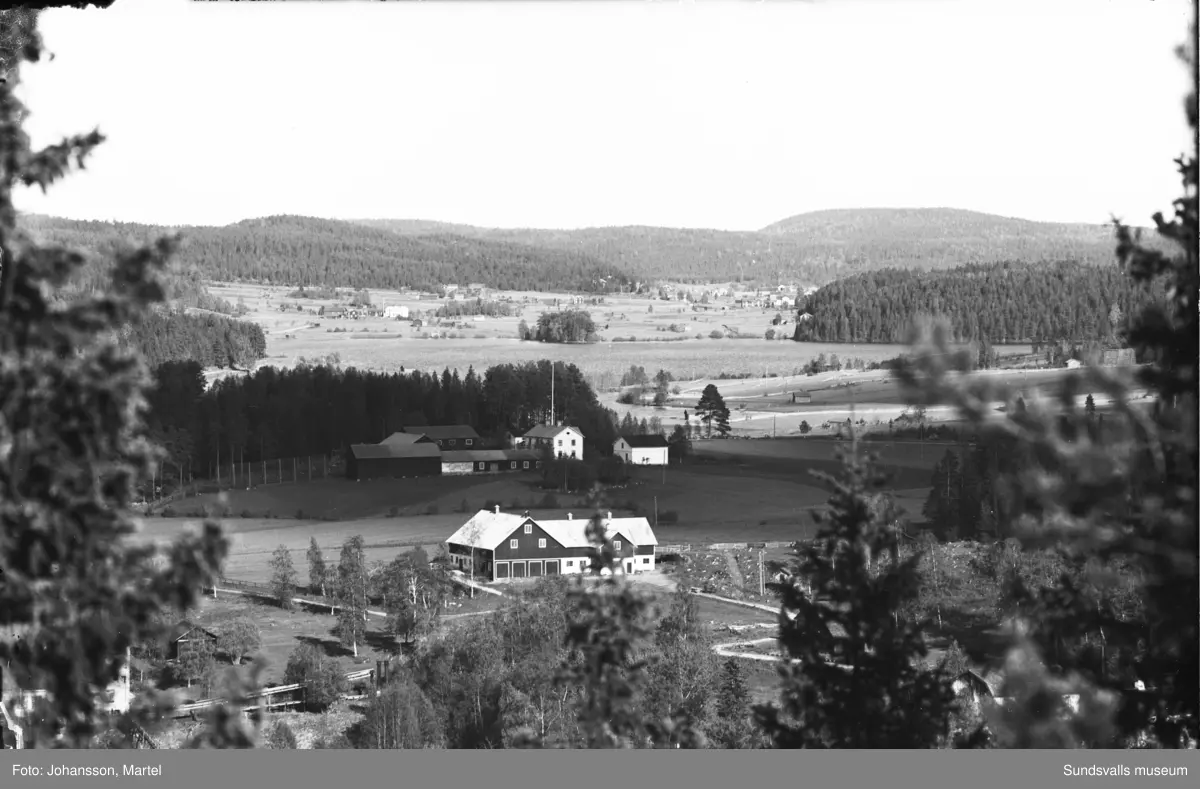 Vy från Tomtaberget mot Sörfors bruksladugård "Stallet" och där bakom ...