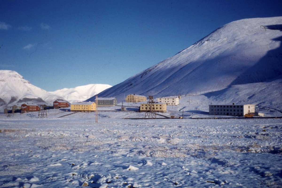 Familieboliger, kontor og sykehus på Haugen - Svalbard museum ...