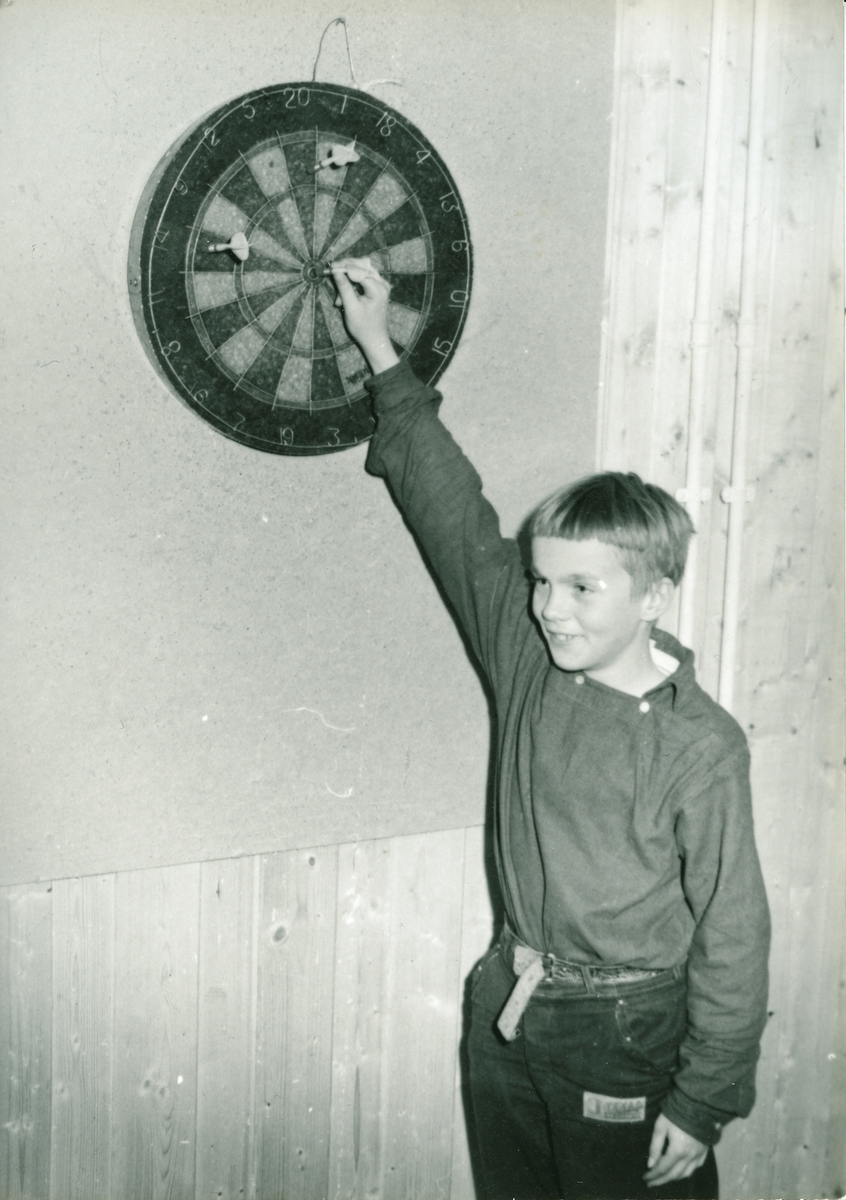 Trygve Hansen spiller dart i hobbyrommet i Svalbard Kirke - Svalbard ...
