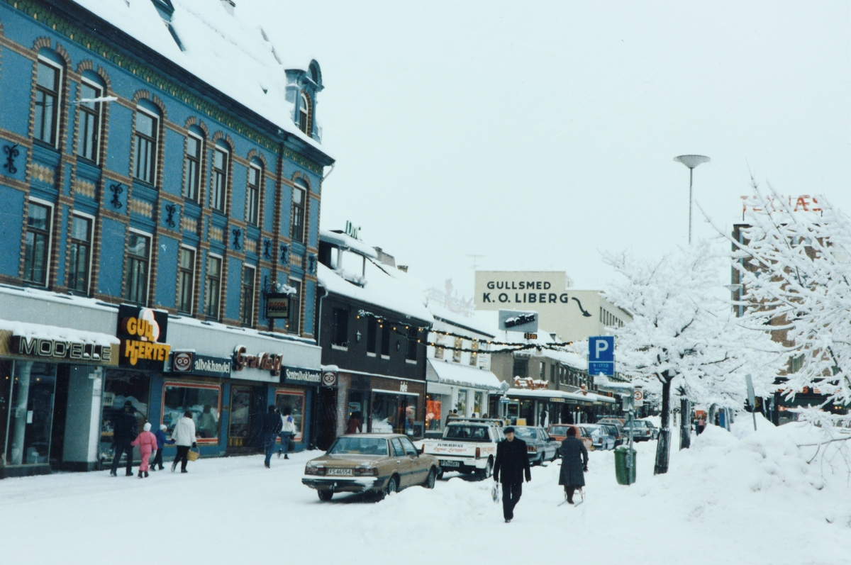 Hamar, Østre torg, vinter, bygårder, forretninger, parkerte biler ...