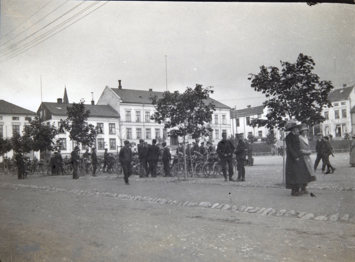 Postkort, Hamar, Østre torg, Torggata, sivile og folk i militæruniform ...