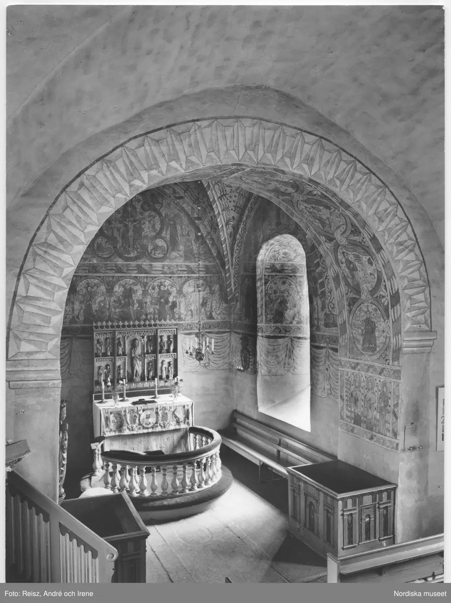 Västergötland. Interiör av Kinne-Vedums kyrka från 1100-talet, en av ...