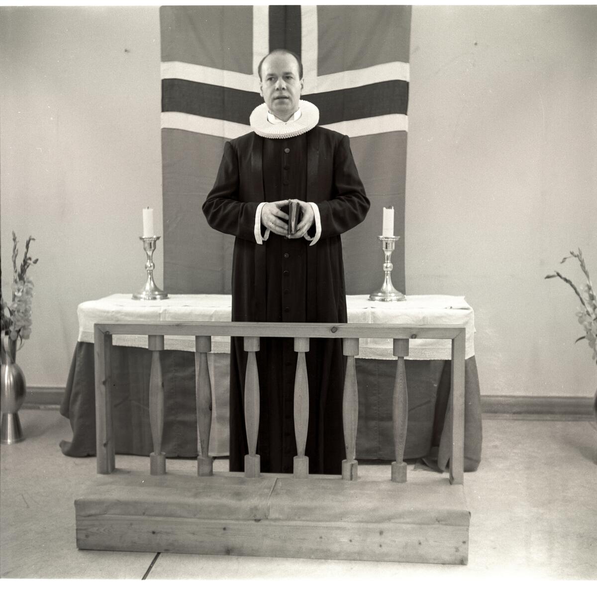 Prest og lærer på Huset - Svalbard museum / DigitaltMuseum