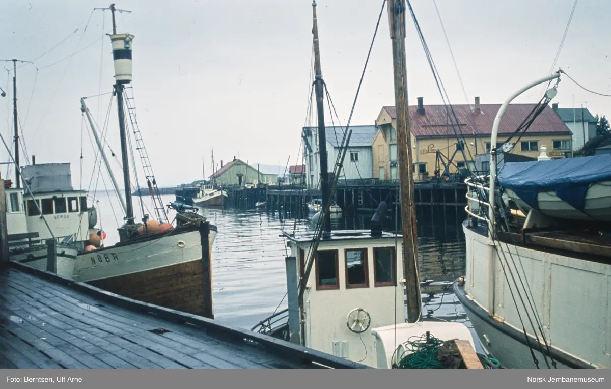 Fiskeskøyter ved brygga i Kabelvåg - Norsk Jernbanemuseum / DigitaltMuseum
