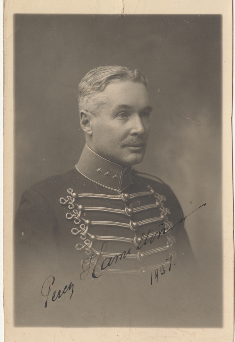 Porträtt av Percy Hamilton, ryttmästare vid Smålands husarregemente K 4 ...