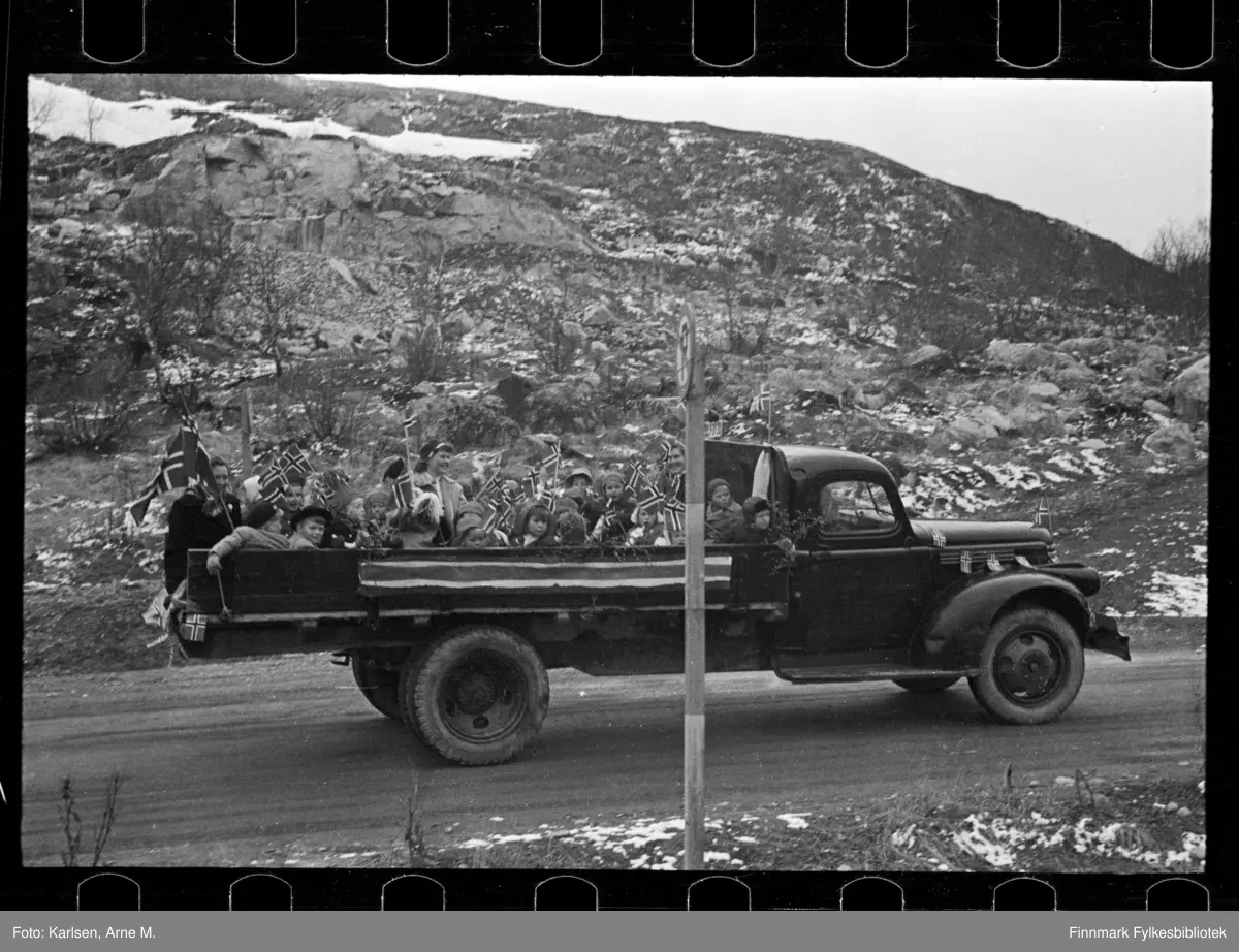 Foto av barn ombord lastebil i Kirkenes, antagelig 17. mai 1948 (se ...