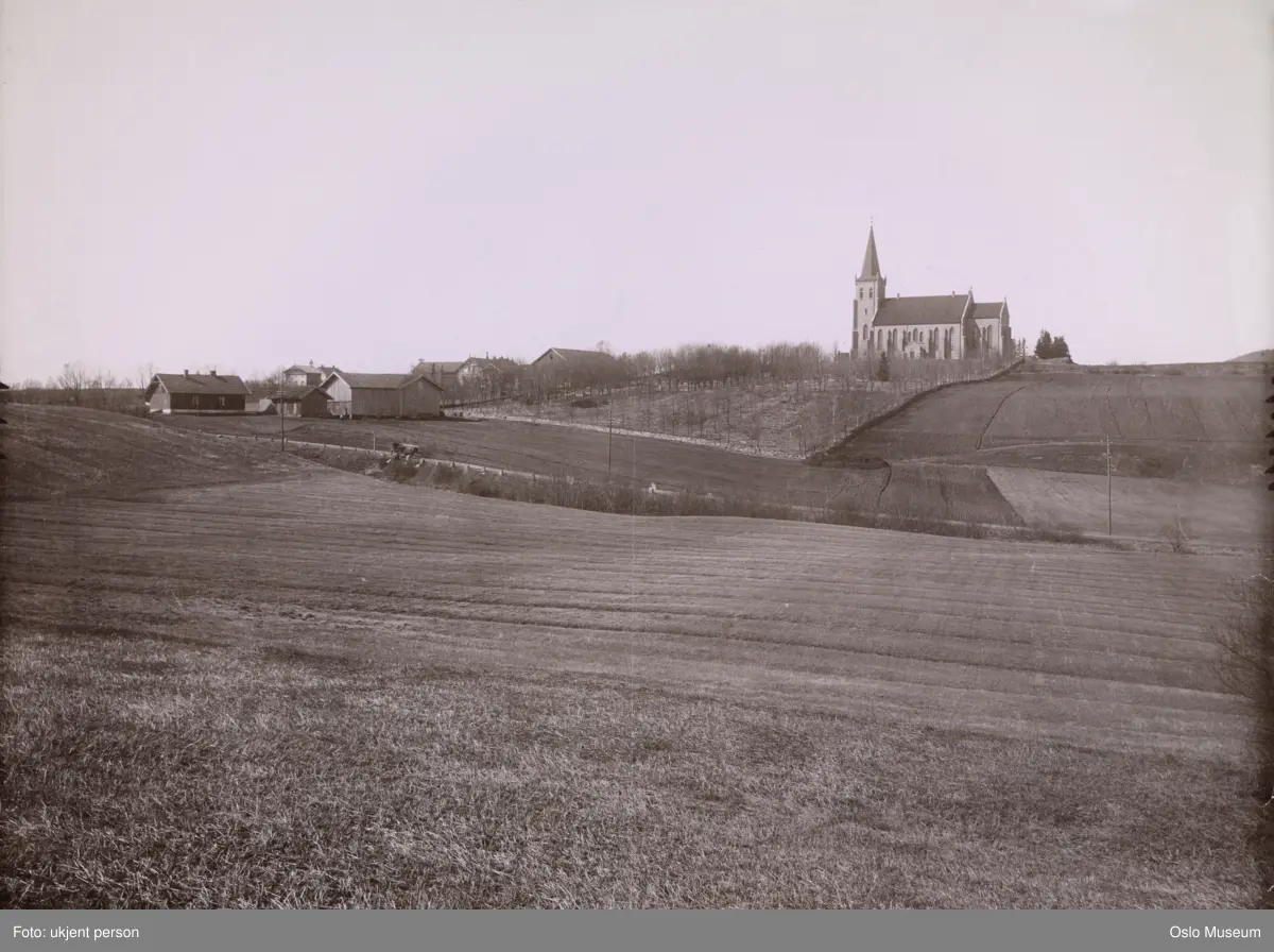 Østre Aker kirke og Nordre Fjellhus gård. - Oslo Museum / DigitaltMuseum