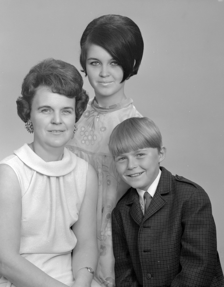 Gunvor Hemlin med dotter och son, Vegagatan 9 B, Gävle. Den 10 juni ...