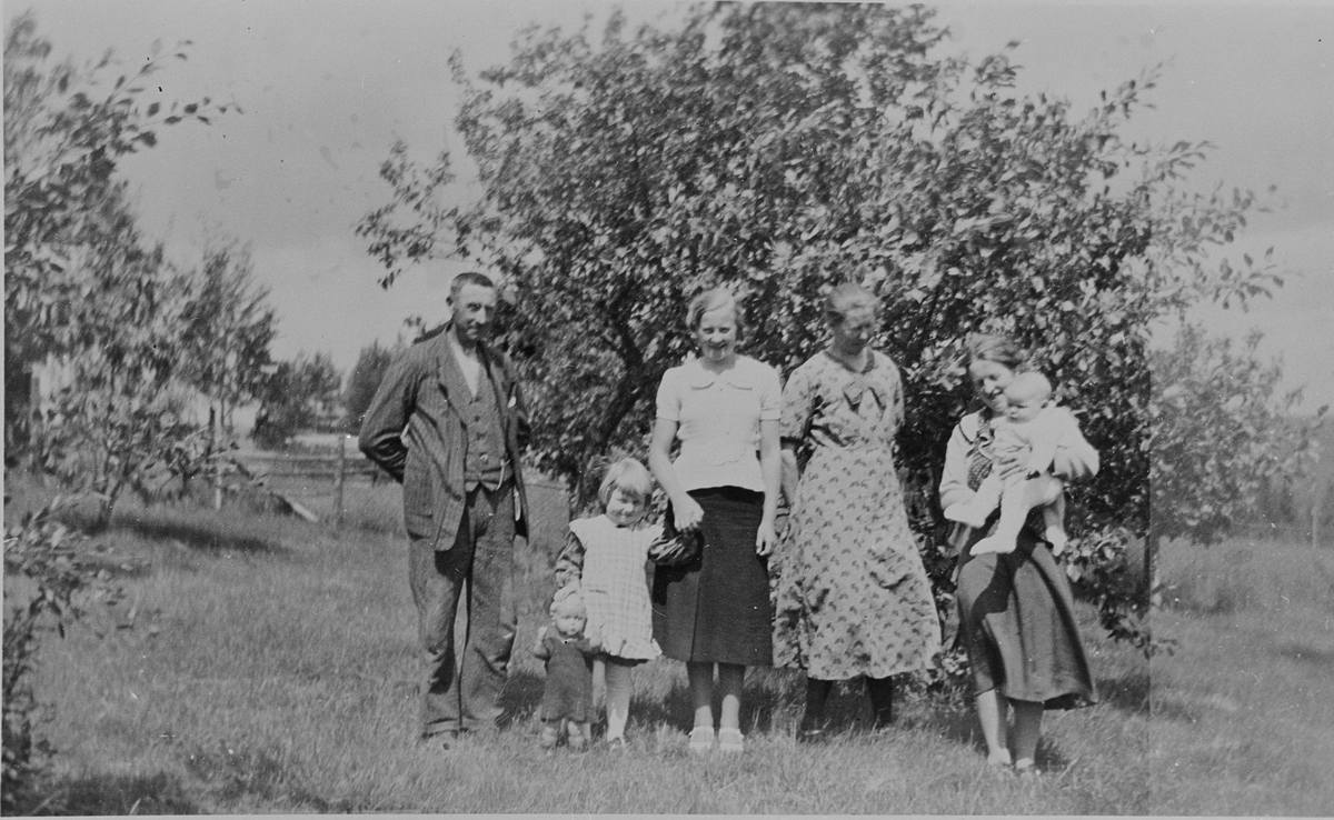 Familien Velstad på Langerud i 1937. Fra venstre: Halvord Velstad ...