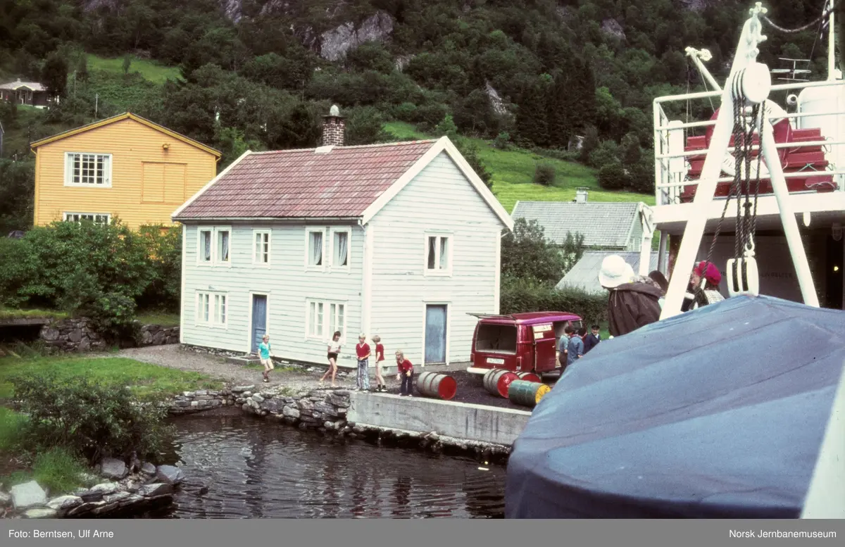 Ved tettstedet Bruvik, fotografert fra MS Bruvik - Norsk Jernbanemuseum ...