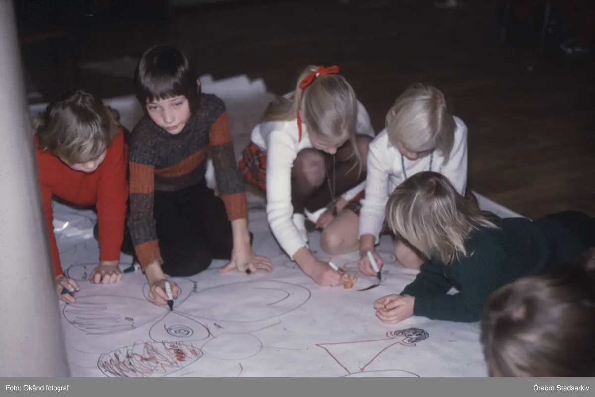 Barn ritar och färglägger på fritidsgården, 1970-tal - Örebro ...