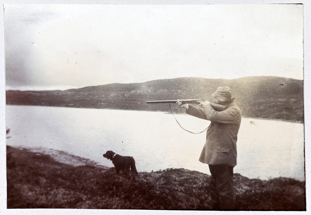 Jeger med hund - Sverresborg Trøndelag Folkemuseum / DigitaltMuseum