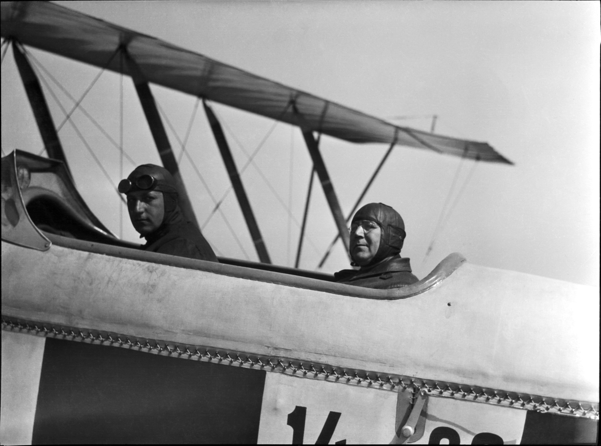 Två flygare i militärt flygplan Lohner B.III, serie 14 tillhörande ...