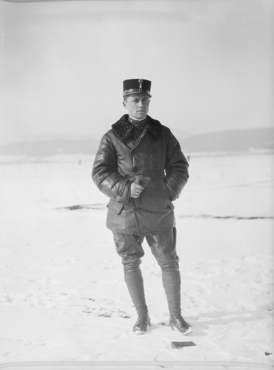 Porträttfoto av militär flygare från Österrike-Ungern på ett flygfält ...