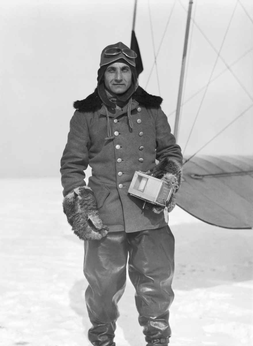 Porträttfoto av militär flygare från Österrike-Ungern vid ...
