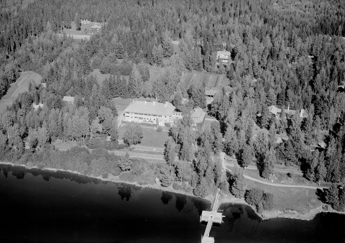 Flygfoto över Hotell Persborg, Rättvik. - Dalarnas museum / DigitaltMuseum