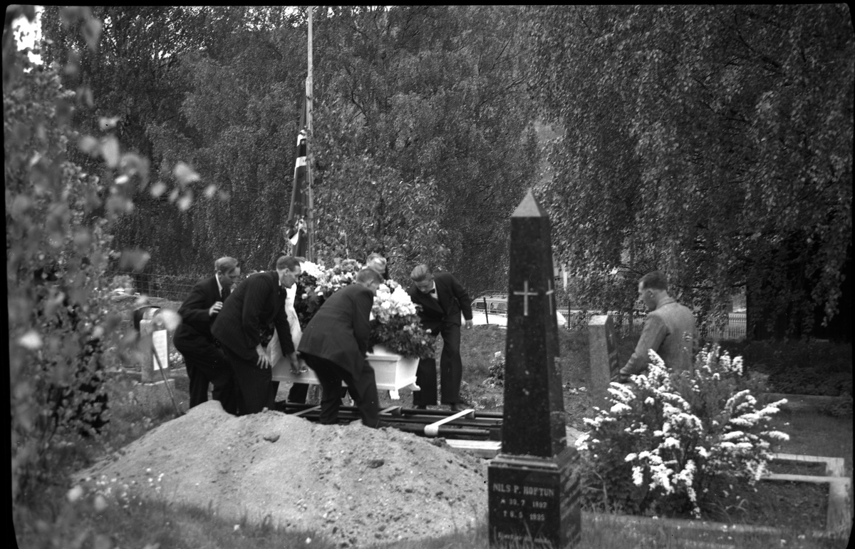 Begravelse. Herad kyrkje - Hallingdal museum fotosamling / DigitaltMuseum