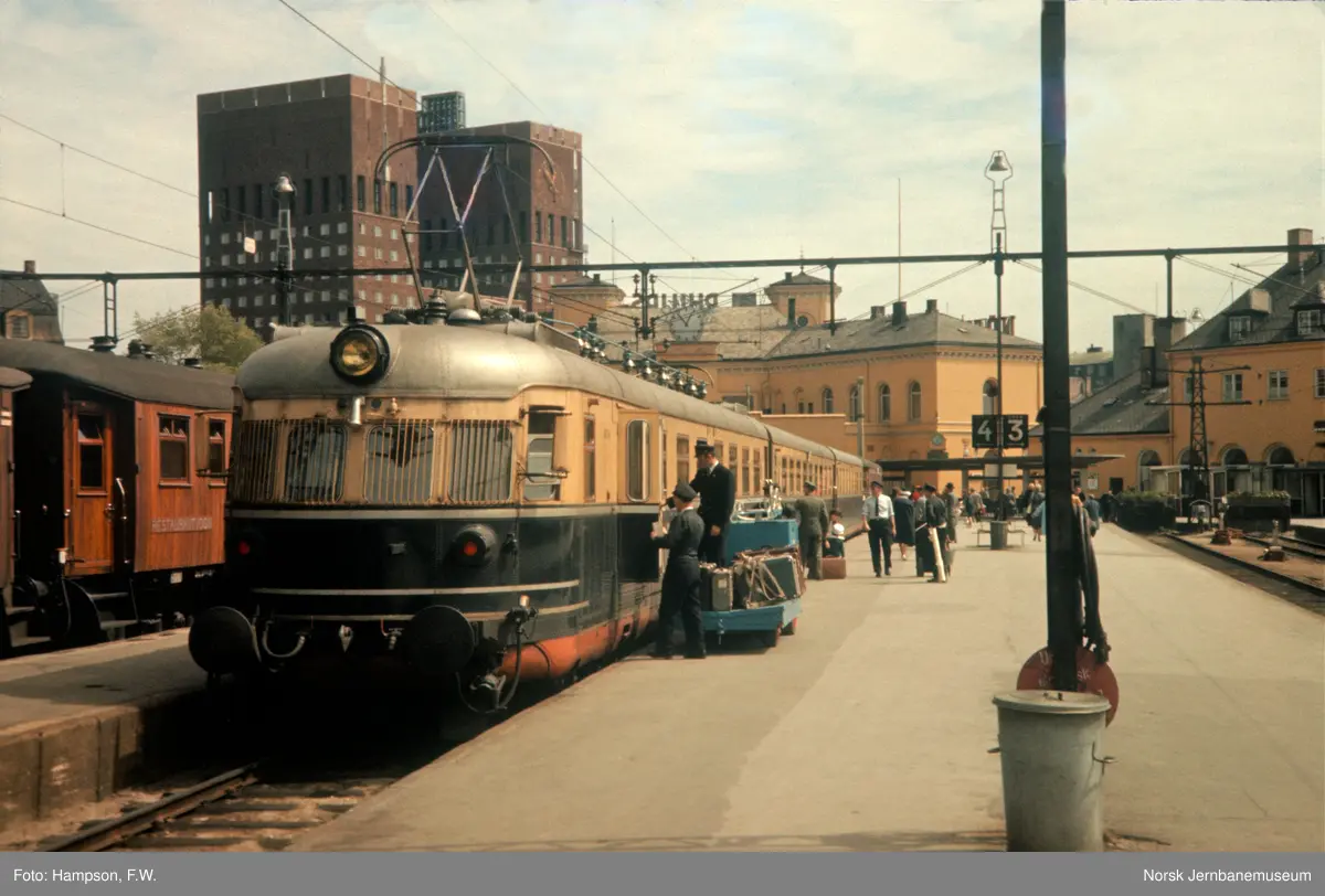 Dieselmotorvognsett type 66 med "Sørlandsekspressen" fra Kristiansand ...
