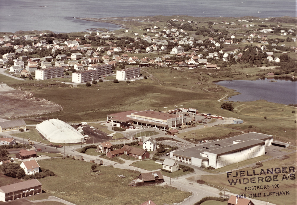 Flyfoto over Haraldsvang. Haraldsvang skole ligger til høyre med ...