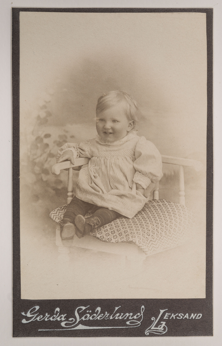 Visitkortsporträtt av Hilma Thorells och Landsfiskal Thorells barn, Åke ...