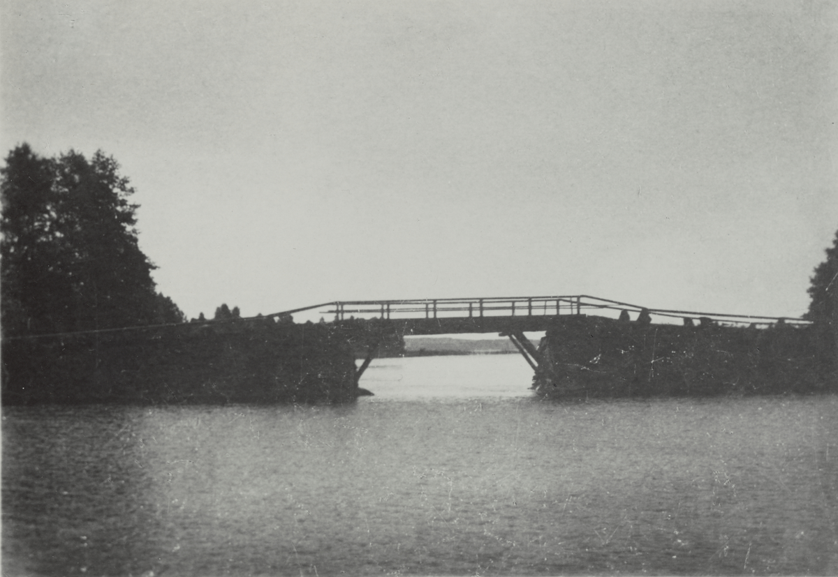 Bro vid Fästeredsund, som delar yttre och inre Åsunden och under vilken ...