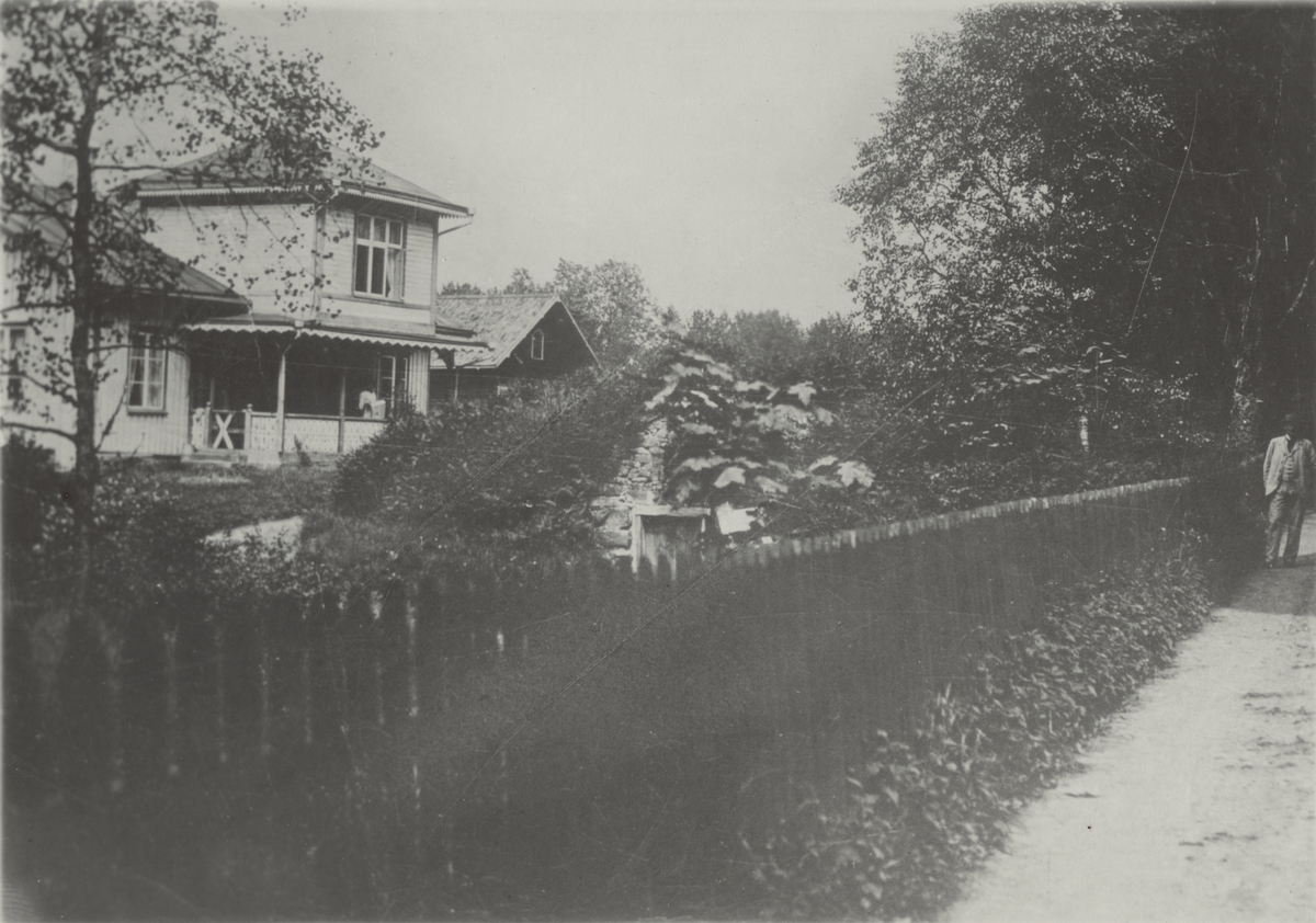 Gamla Disponentbostaden i Limmared 1898. Ur album: Limmareds Glasbruk ...