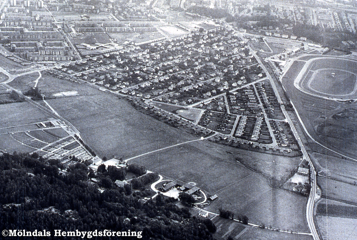 Flygfoto över Prästgården och Solängen i Mölndal, år 1965-1970. Till ...
