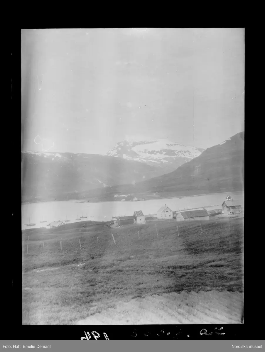 Vy över bebyggelse, åkrar, vatten och fjäll i Norge. Bygden som idag är ...