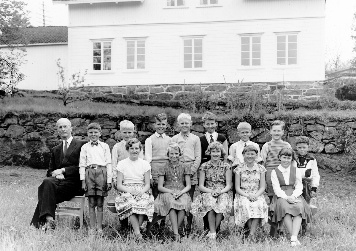 Skåtøy skole. 3 og 4.klasse. 31.05.1956. Klasseforstander Peter ...